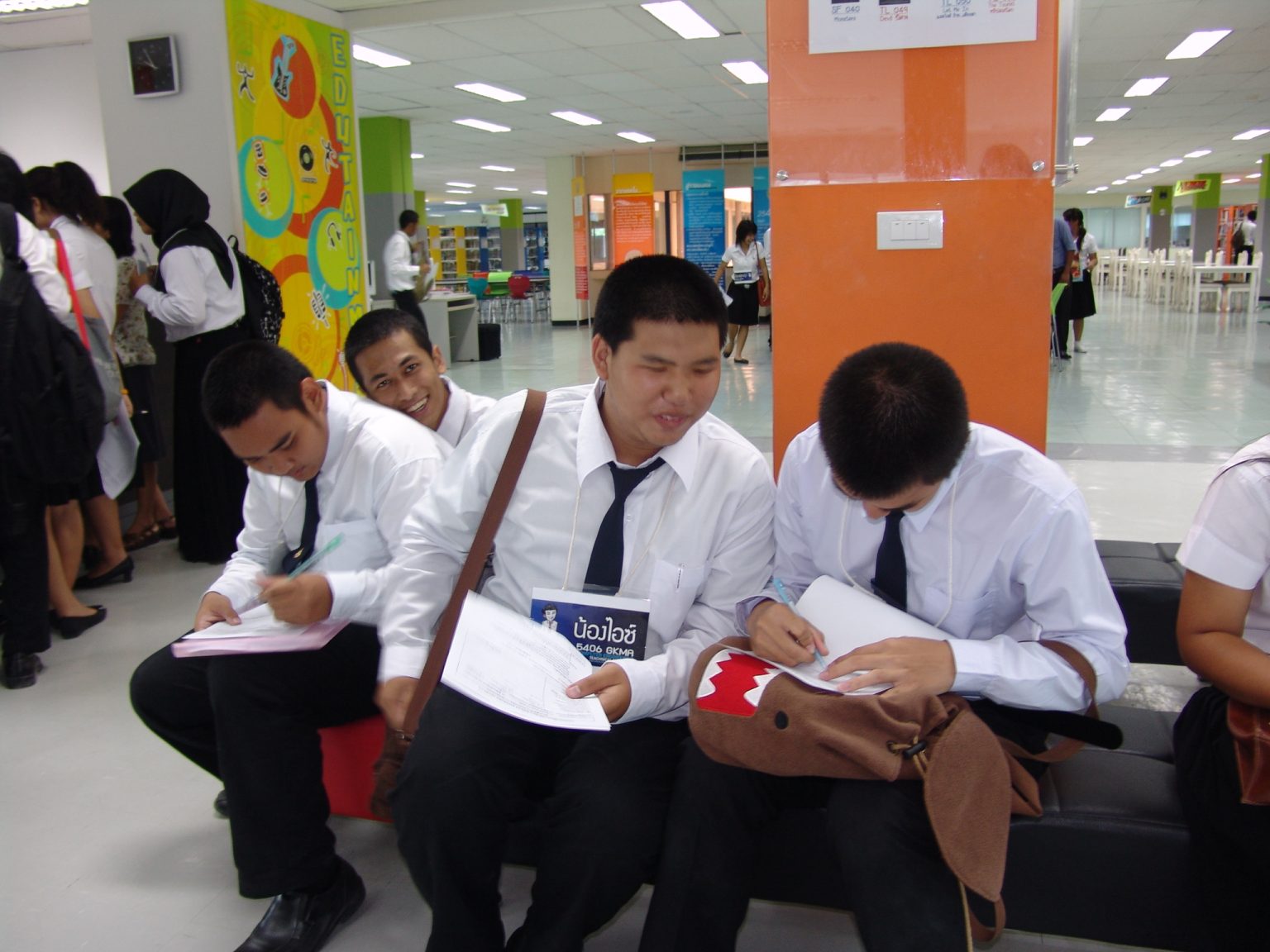 ภาพบรรยากาศ นักศึกษาคณะครุศาสตร์อุตสาหกกรรม เข้าร่วมกิจกรรม Library Tour – RMUTT LIBRARY ...